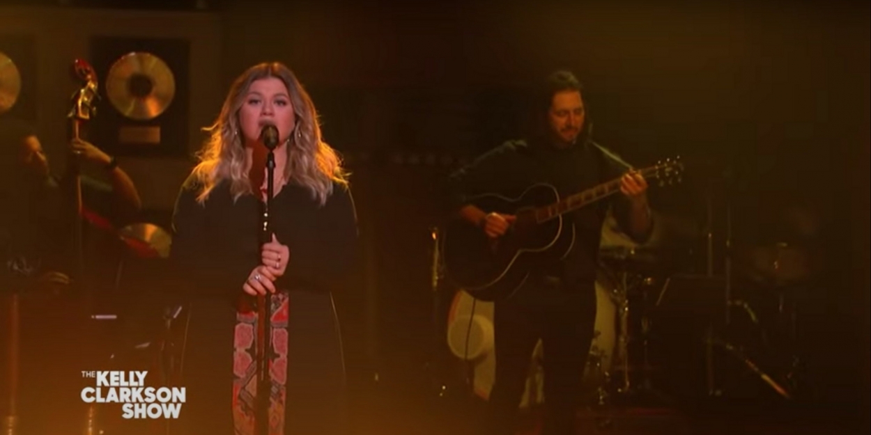 VIDEO: Kelly Clarkson Covers 'Ain't No Sunshine'