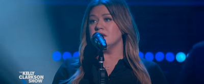VIDEO: Kelly Clarkson Covers 'Blue'