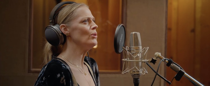 Vidéo Exclusive : Elizabeth Stanley chante 'Je Ne Demande Pas' de TOUS ...