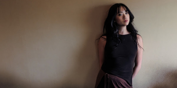 Breakout Artist Sarah Kinsley Unveils New Song 'Realms'