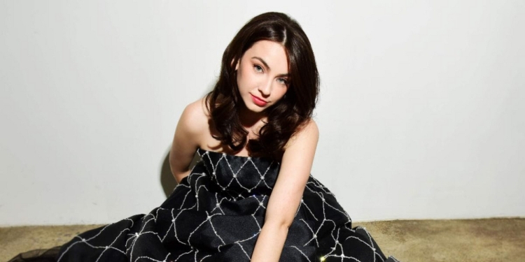 Vocalist Stella Cole Set to Release Debut Album, Drops Cover of 'Moon ...