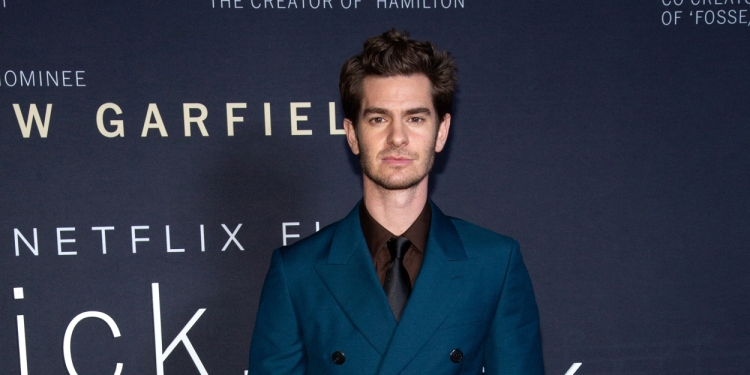 WE LIVE IN TIME Starring Andrew Garfield and Florence Pugh to Premiere ...