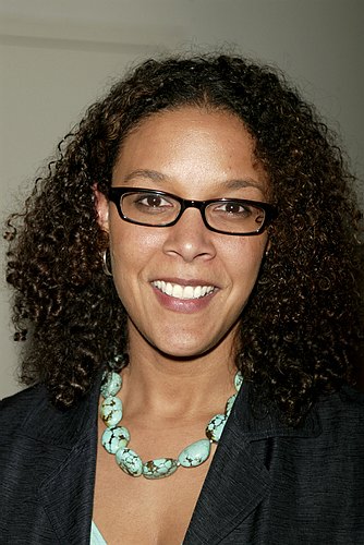 Linda Powell Headshot Photo