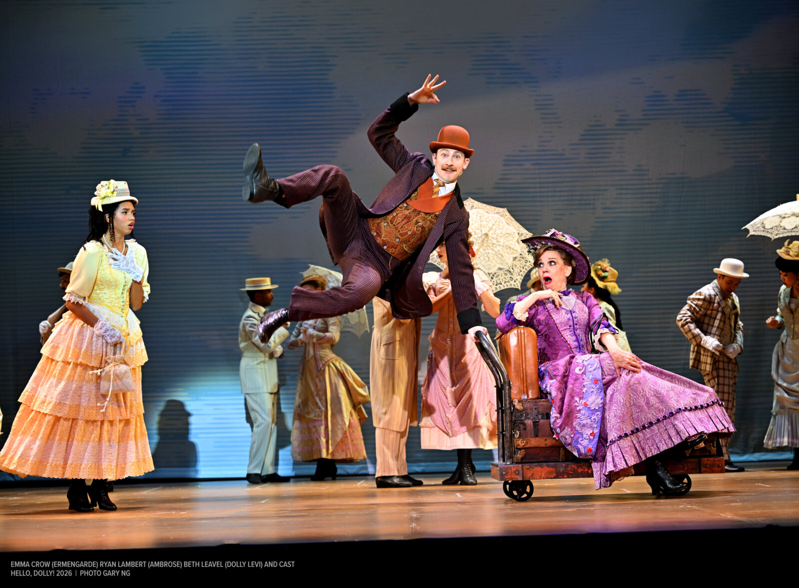Foto: Beth Leavel, Matt Doyle, Ruthie Ann Miles e altri in HELLO, DOLLY ...